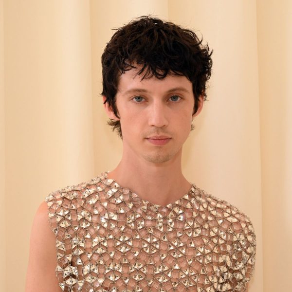 Does a Modern Mullet Suit a Square Face Shape? - Stylorica